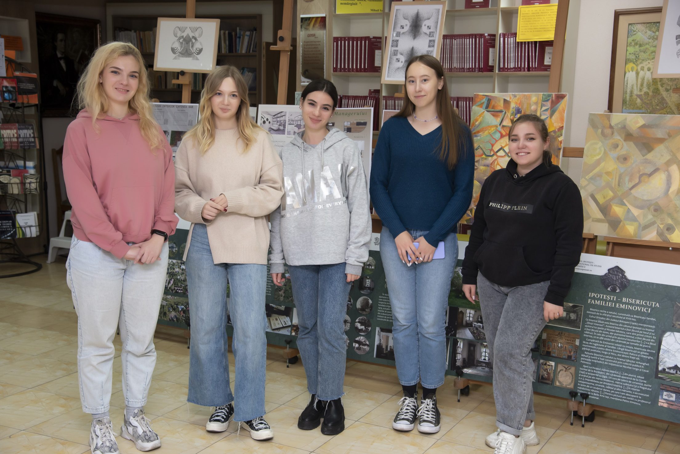 Studenții FUA-UTM au organizat o expoziție de pictură și grafică și un ...