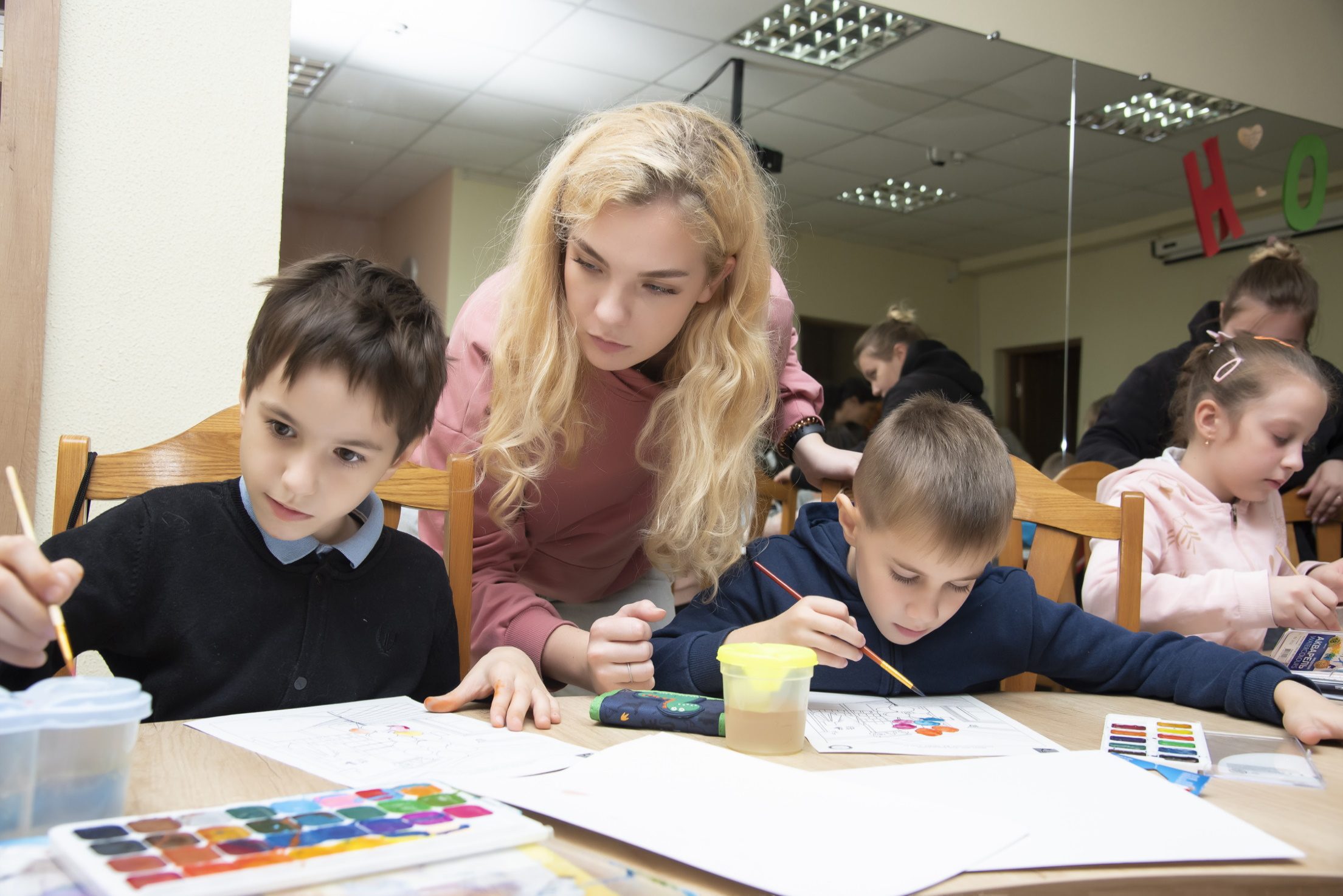 Studenții FUA-UTM au organizat o expoziție de pictură și grafică și un ...